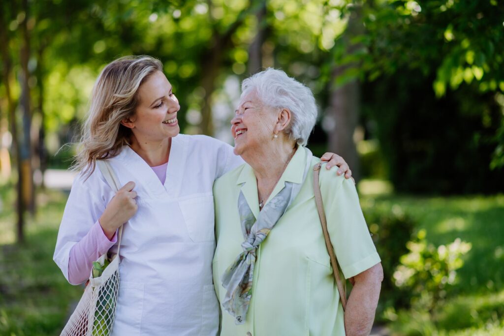 Les orientations en hébergement senior pour bien vivre l’été